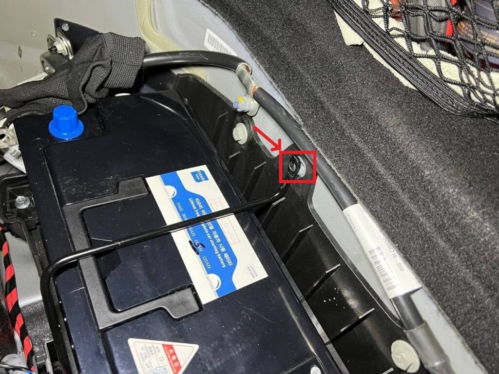 JAGUAR XJ (재규어 XJ) 인산철 시동 배터리 교체 - GRIP.News